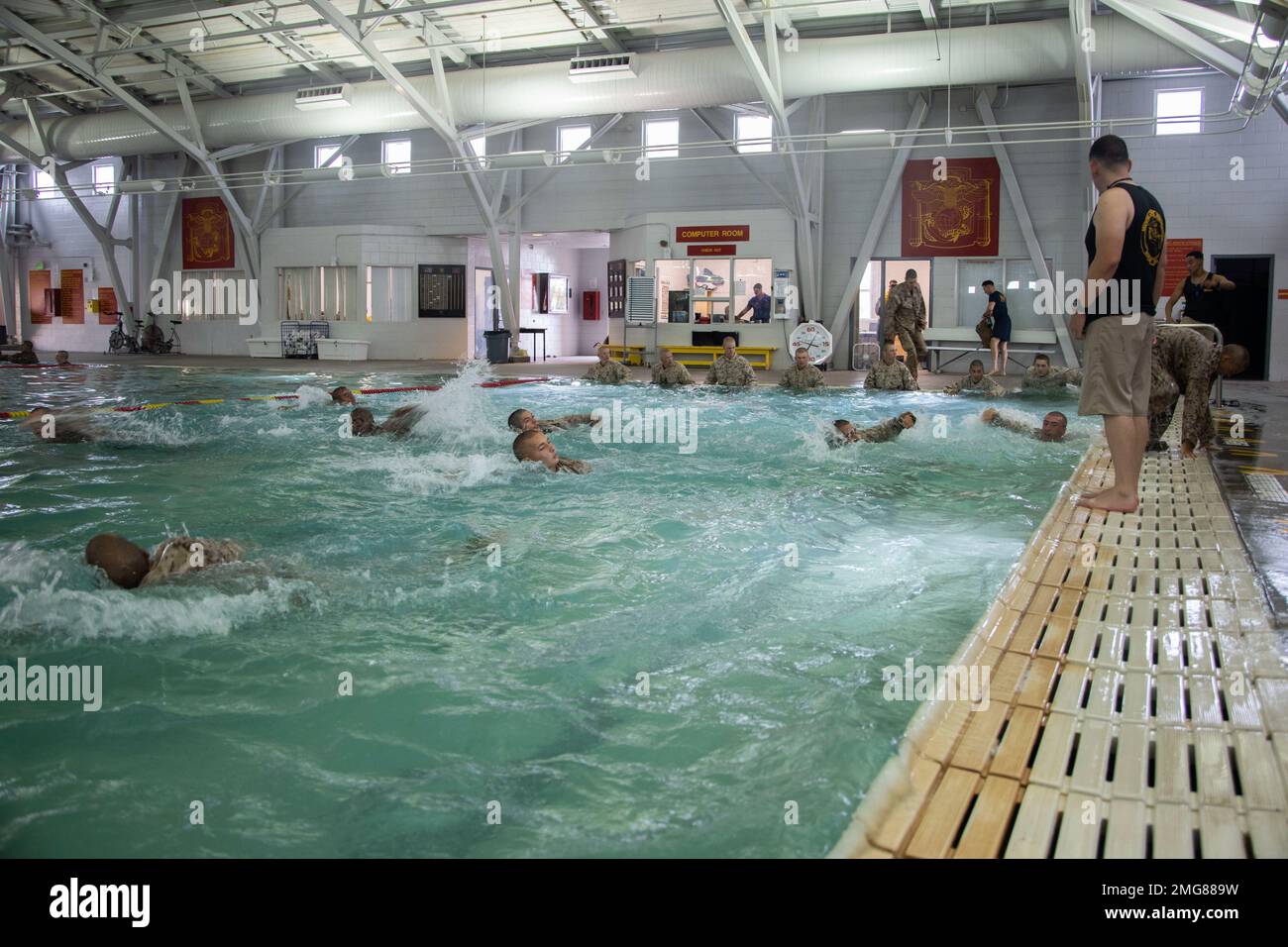 U.S. Marine Corps recruits with Echo Company, 2nd Recruit Training ...