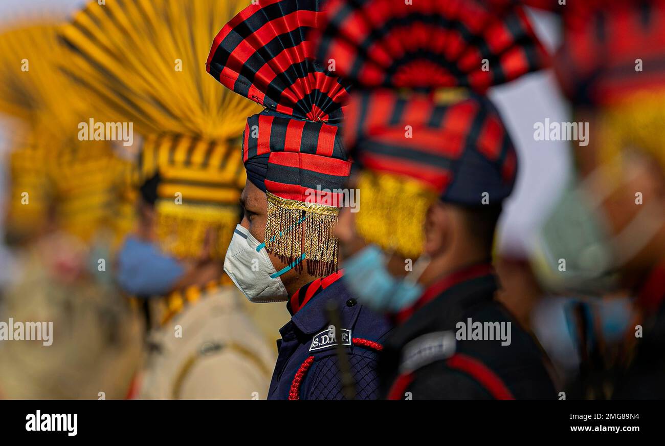 Indian paramilitary soldiers wearing face masks participate in the ...