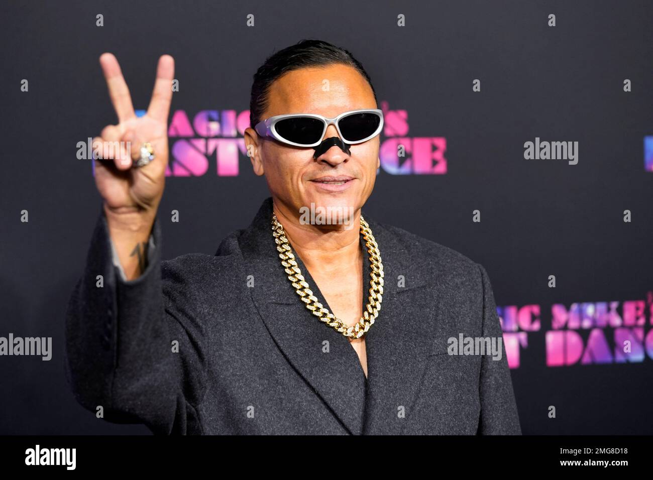 Puerto Rican singer Elvis Crespo poses for photos on the red carpet at ...
