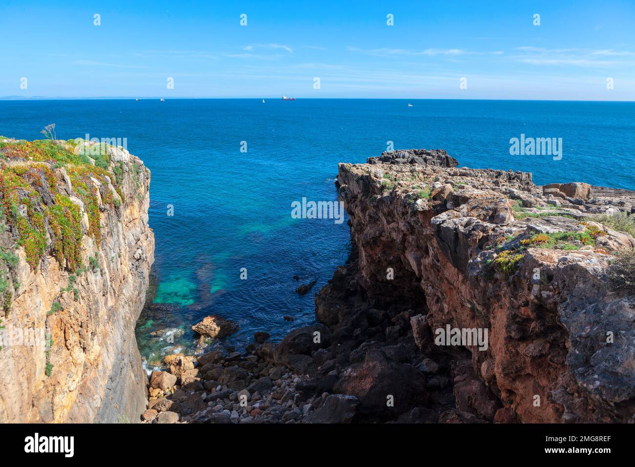Spectacular cliffs over rugged hi-res stock photography and images - Alamy