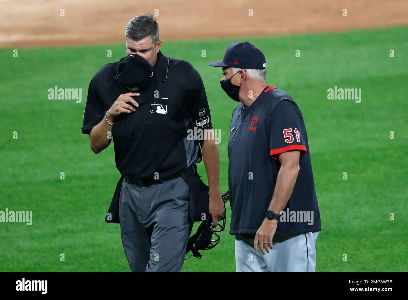 Cleveland Indians pitching coach Carl Willis, right, talks with home ...