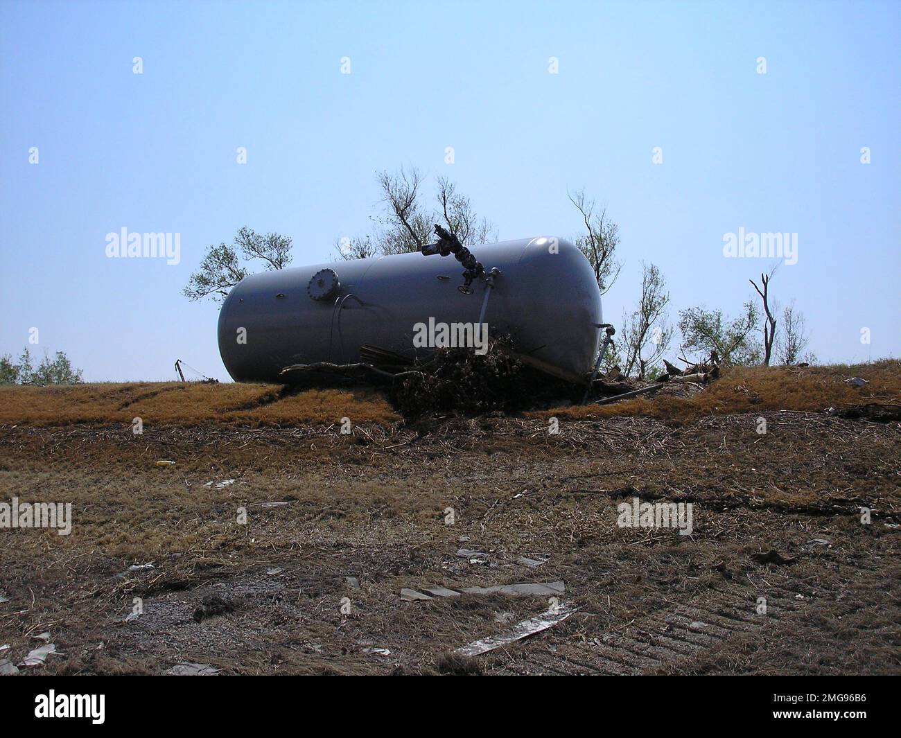 Pollution - ESU St. Louis Response - North Bass - 26-HK-229-97. TANK ON ...