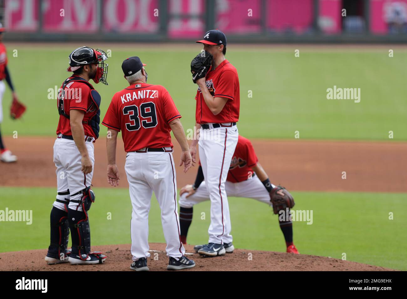 Atlanta Braves' pitching coach Rick Kranitz talks to Atlanta Braves ...