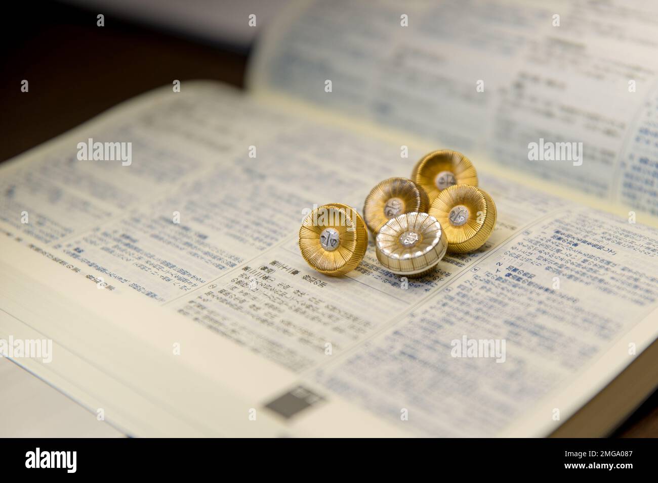 Bengoshi bajji o roppōzensho no ue de satsuei Stock Photo - Alamy