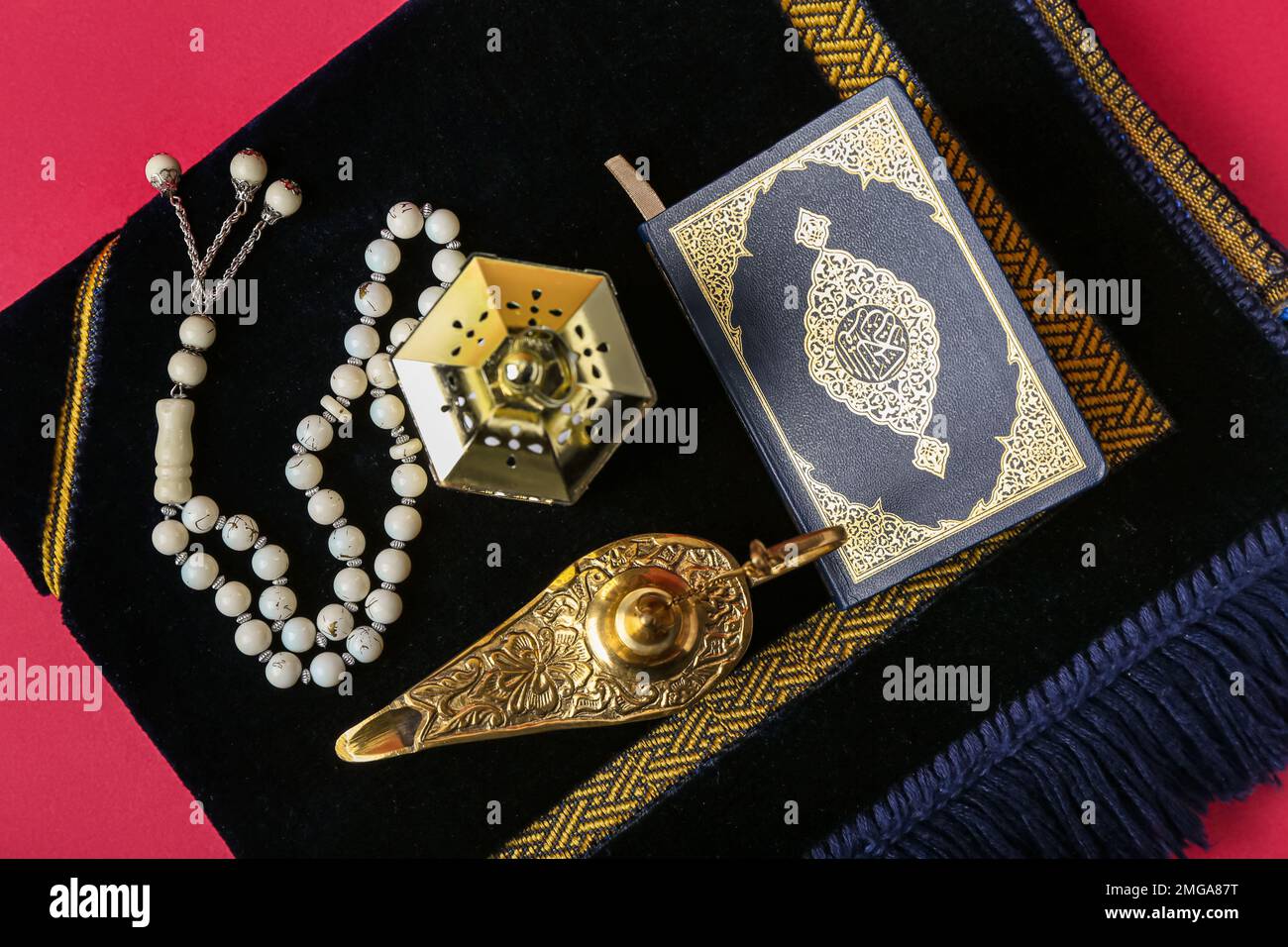 Mat with Aladdin lamp, prayer beads, Muslim lantern and Koran for ...