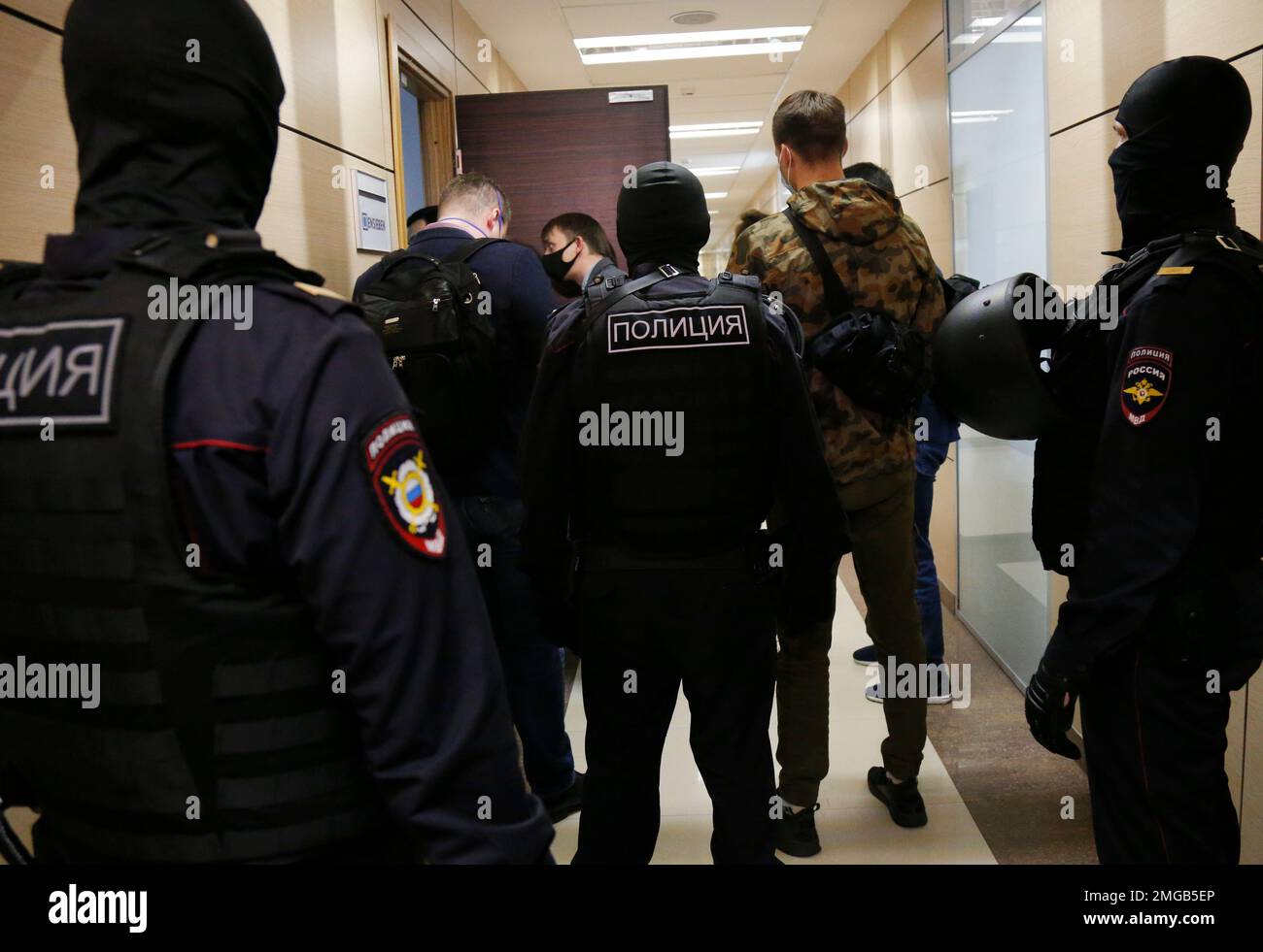 Police raid the offices of Alexei Navalny's Foundation for Fighting ...
