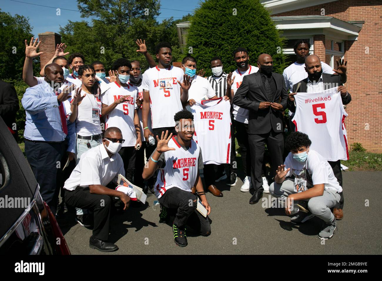 Basketball teammates and coaches for Brandon Hendricks-Ellison pose for ...