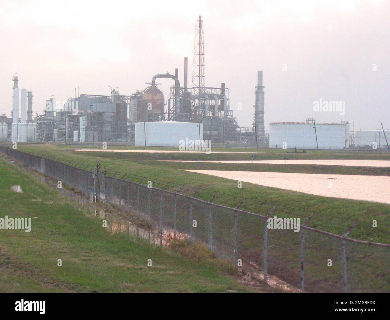 Sabine Refinery - 26-HK-258-1. Hurricane Katrina Stock Photo - Alamy