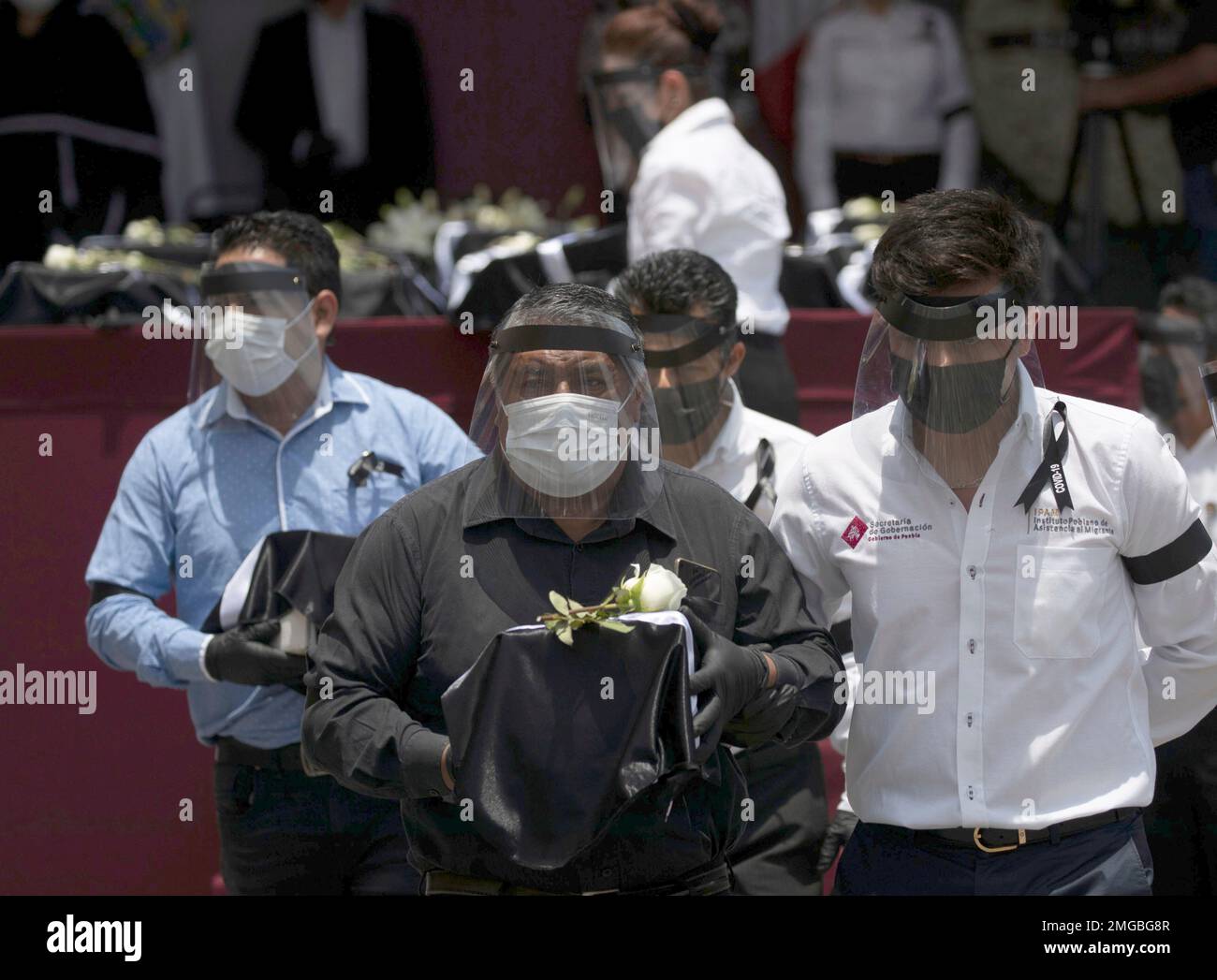 Relatives of Mexican citizens that died from COVID-19 complications in ...