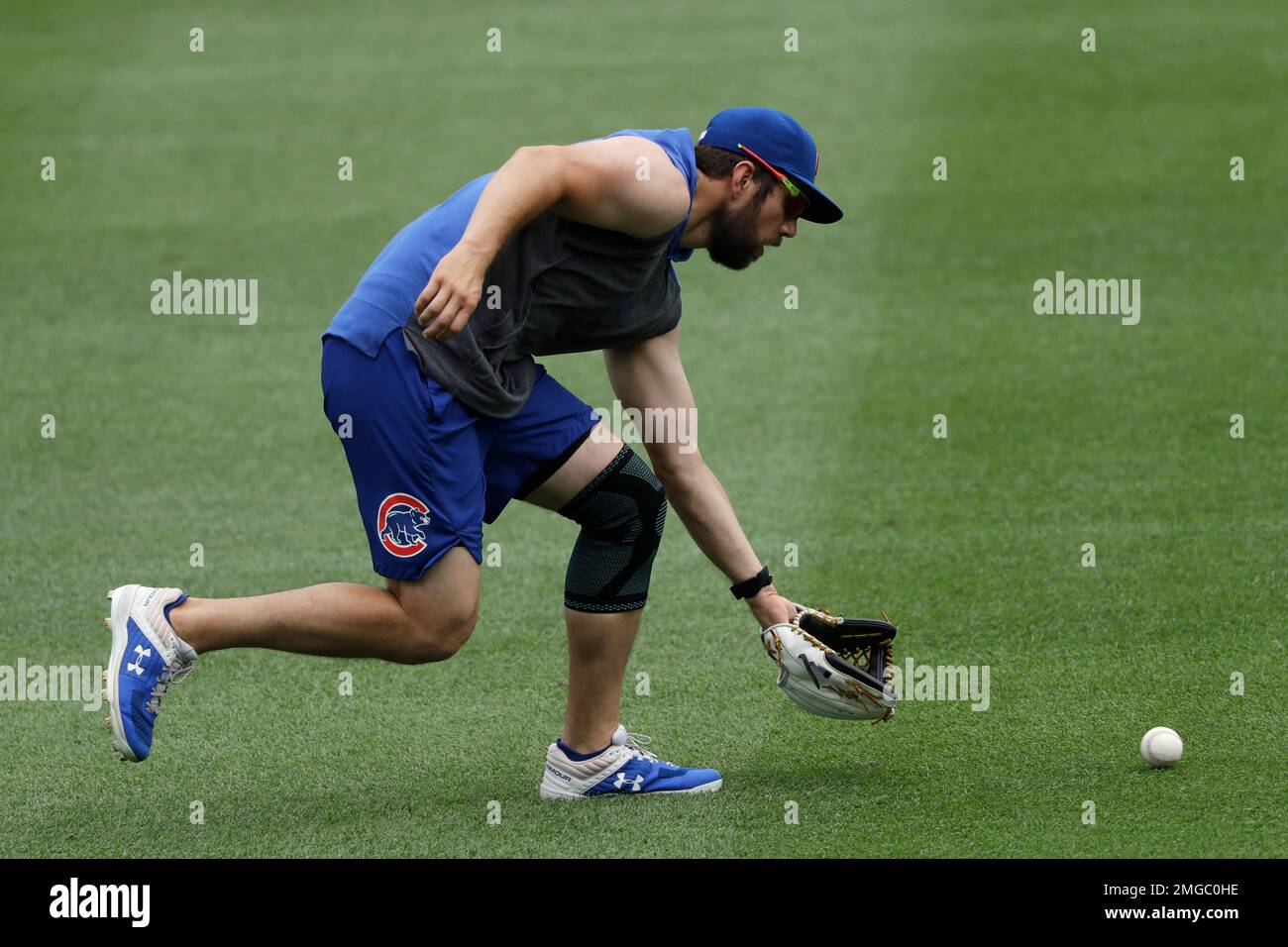 Chicago Cubs outfielder Steven Souza Jr., tries to grab a ball during ...