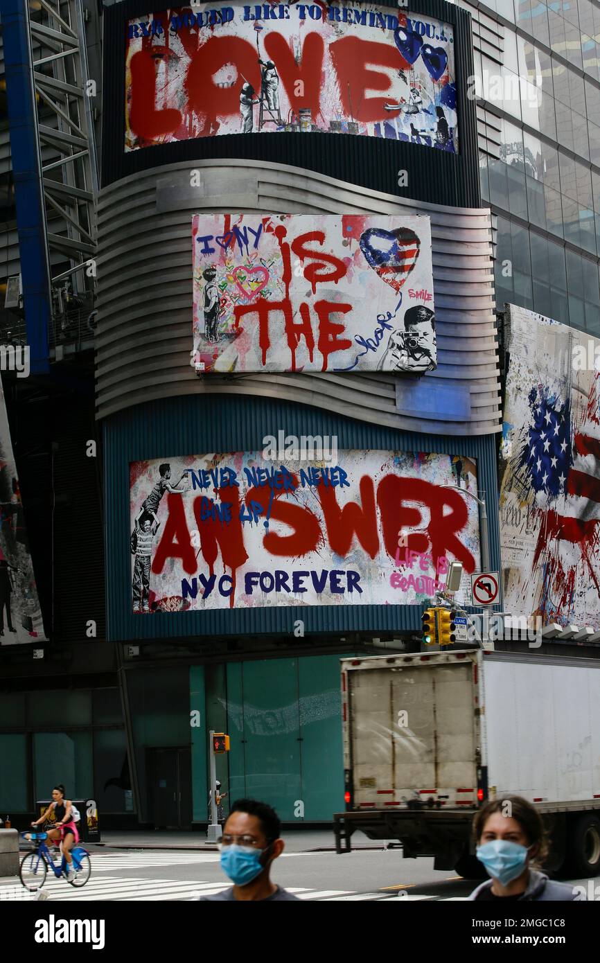 Pedestrians wearing protective masks during the coronavirus pandemic ...