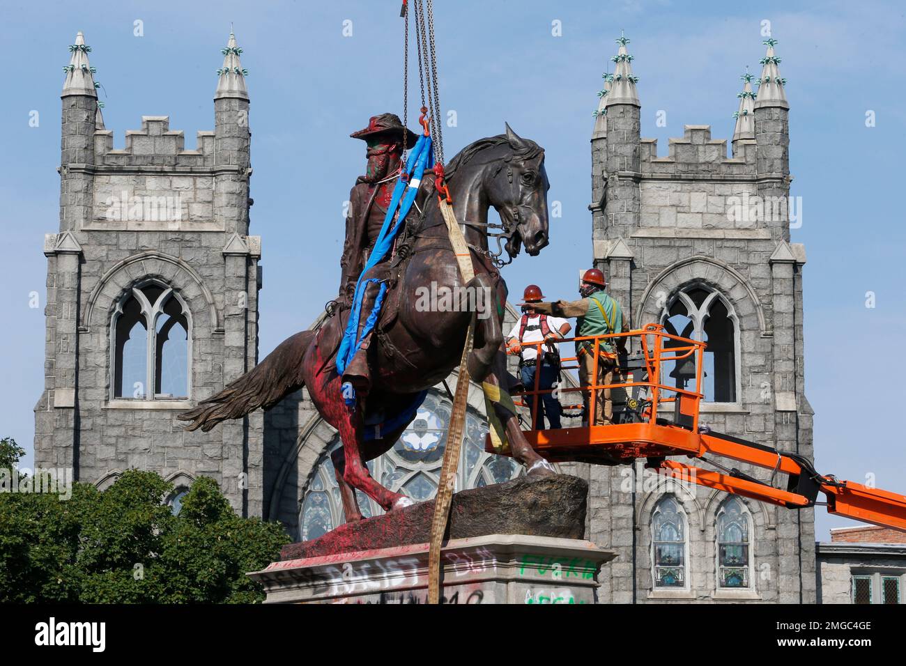 Crews attach straps to the statue Confederate General J.E.B. Stuart on ...