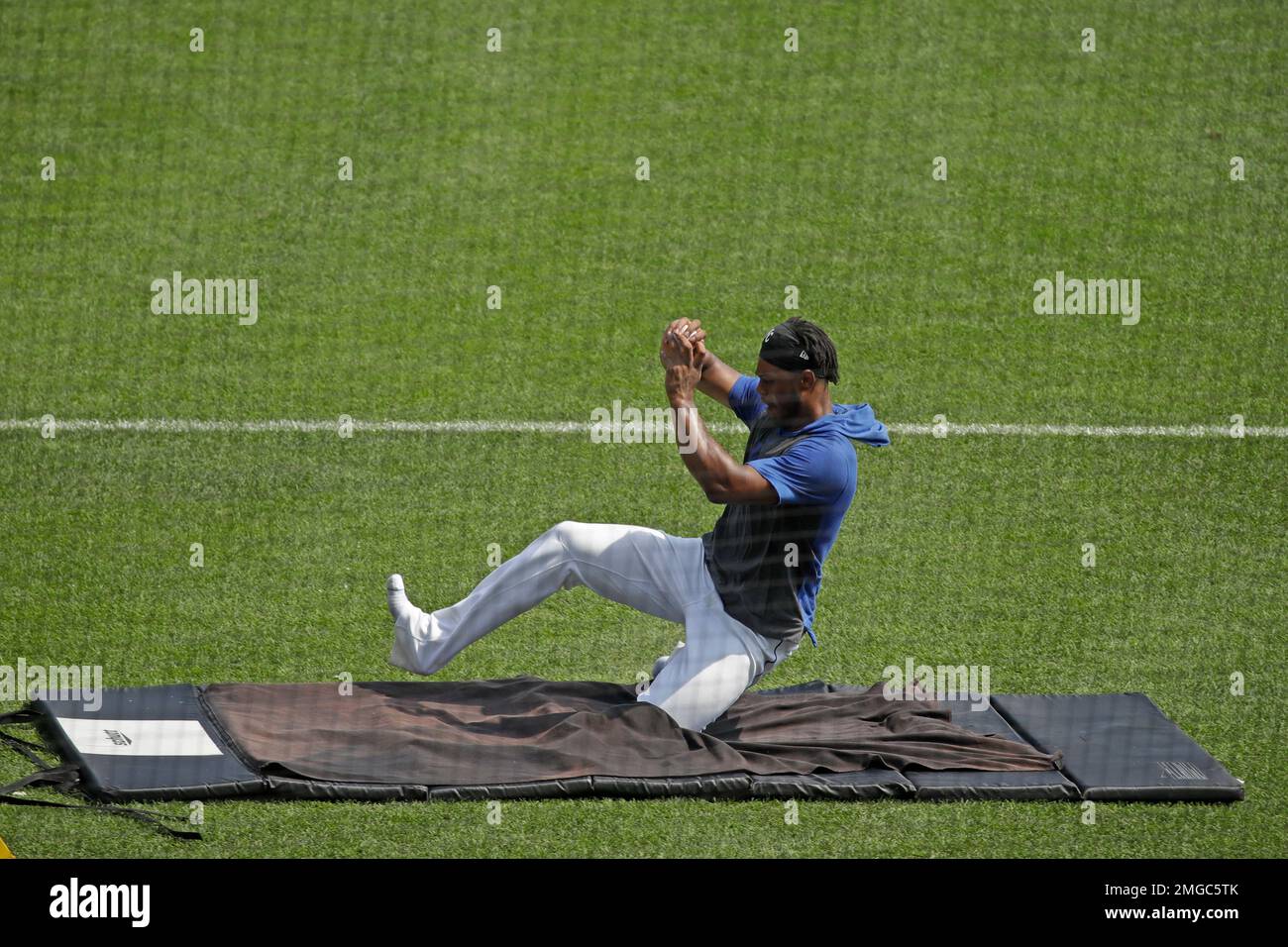 Kansas City Royals' Lee Khalil practices sliding during baseball ...