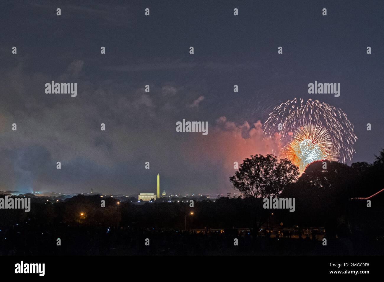 Fourth of July fireworks explode over the Lincoln Memorial, the ...