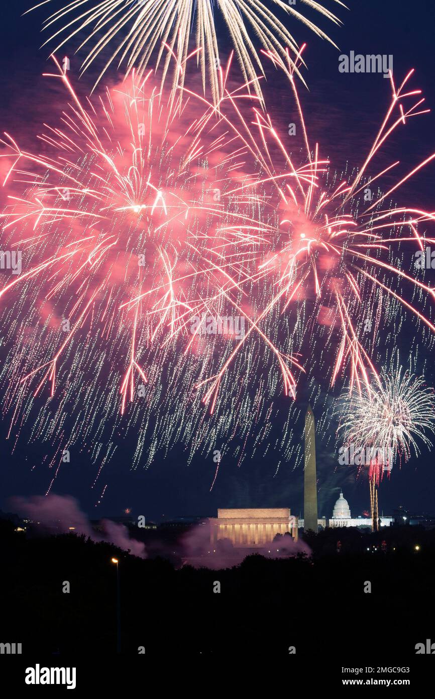 Fourth of July fireworks explode over the Lincoln Memorial, Washington ...