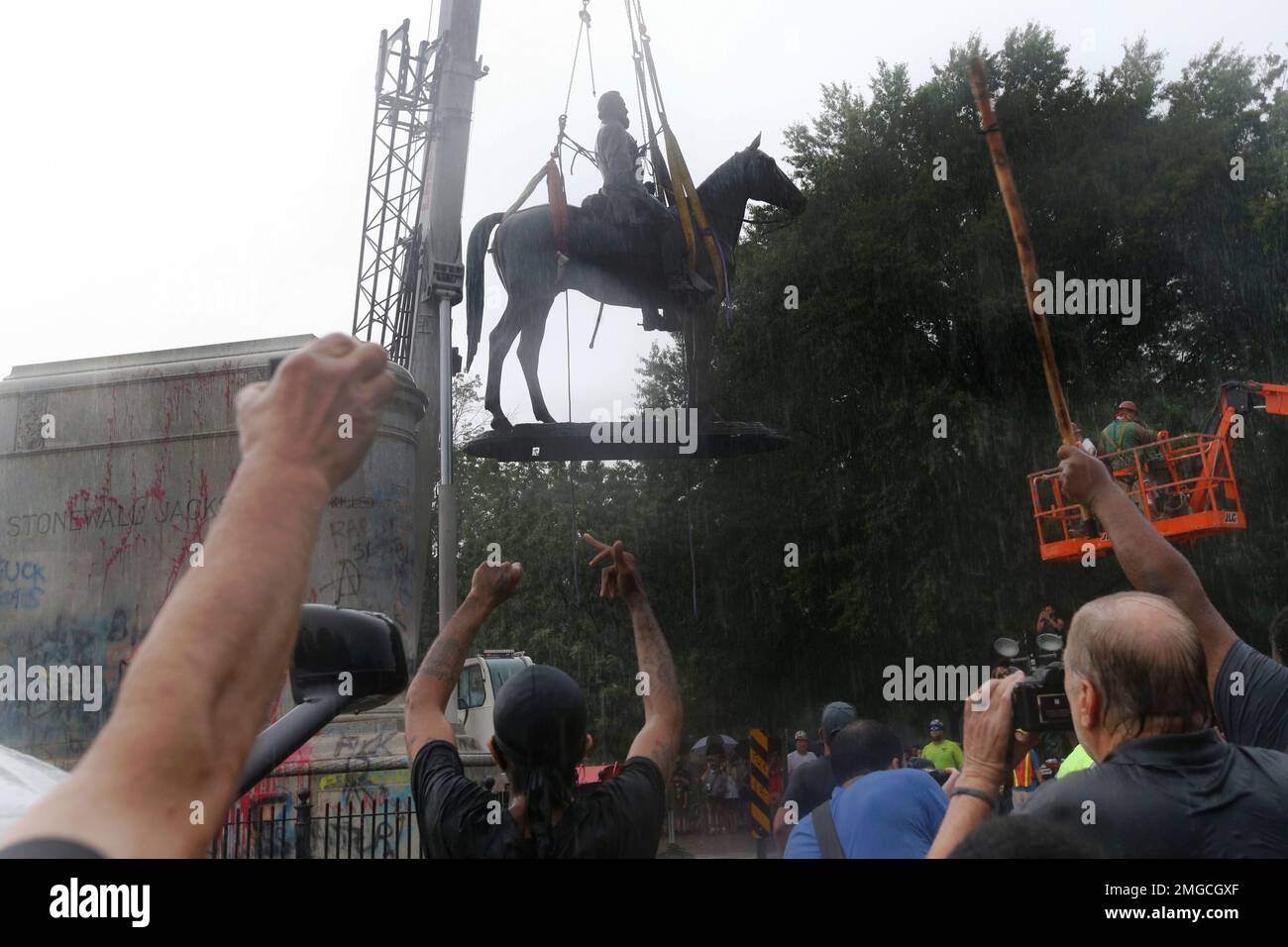 Protesters cheer as workers remove the statue of Confederate General ...
