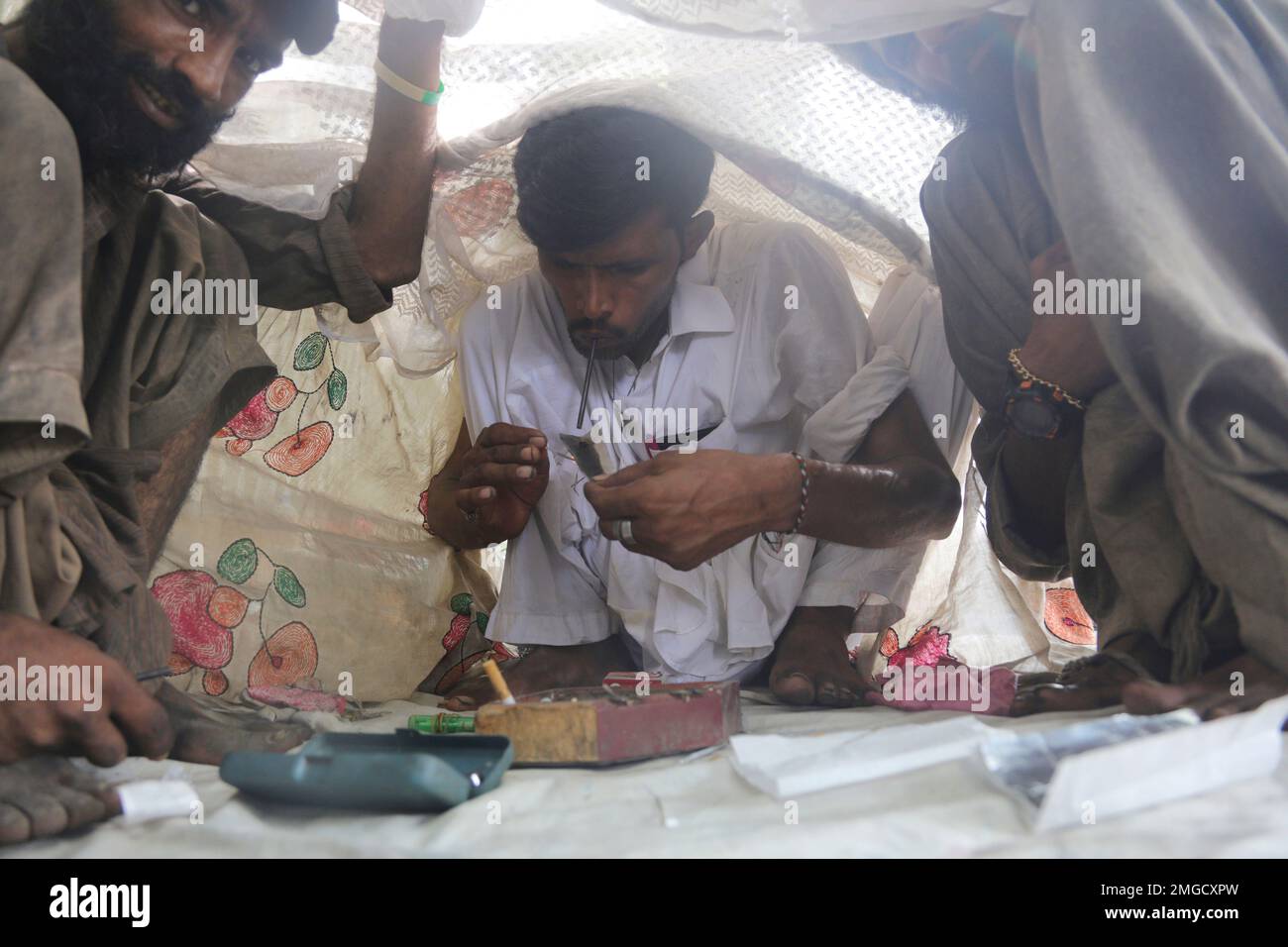 Pakistan drug addicts sniff heroin at a roadside in Karachi, Pakistan ...