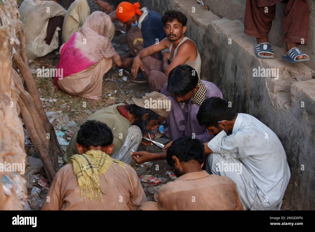 Pakistan drug addicts sniff heroin at a roadside in Lahore, Pakistan ...