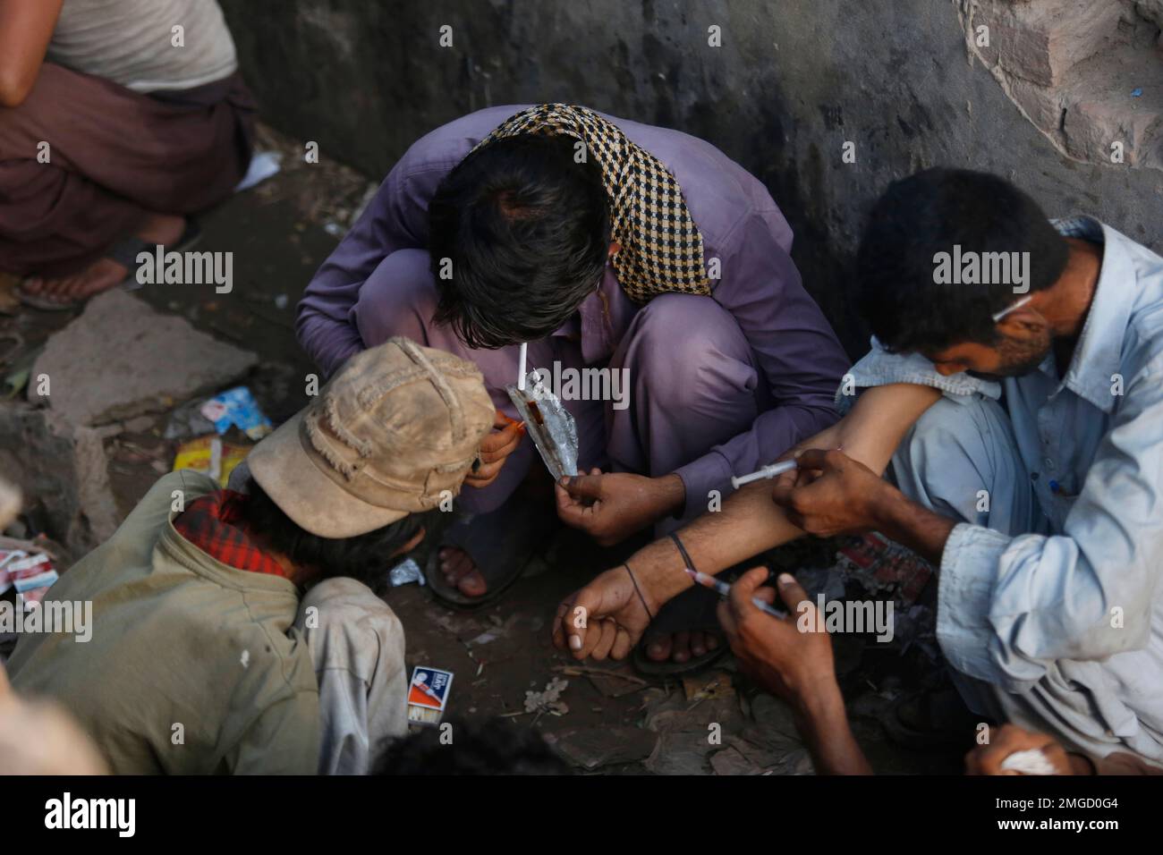 Pakistan drug addicts sniff and inject heroin at a roadside in Lahore ...