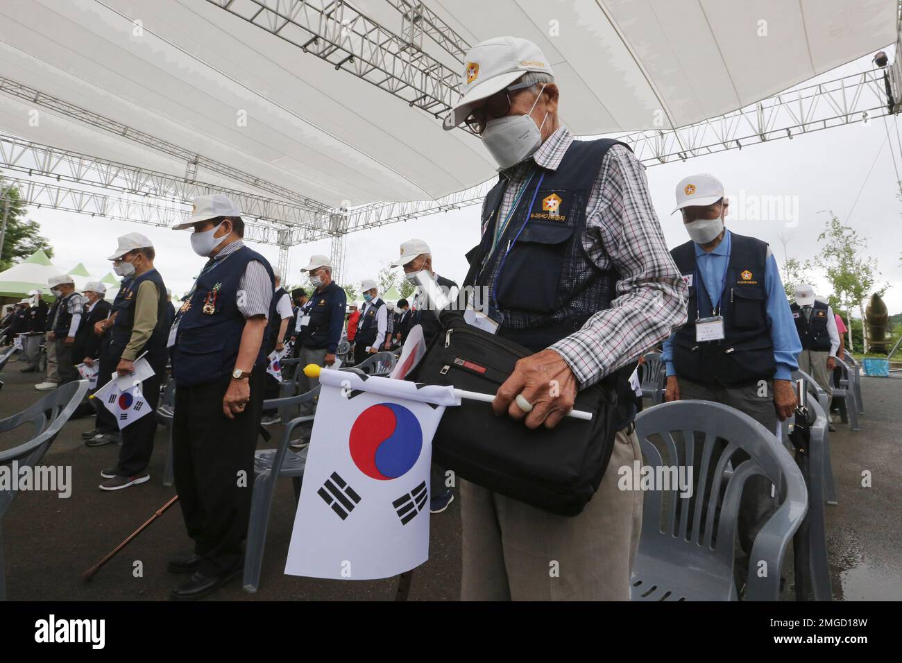 Korean War veterans pay their respects during a ceremony to mark the ...