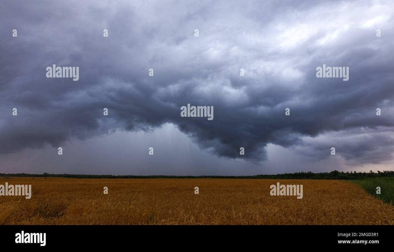 Severe thunderstorm clouds hi-res stock photography and images - Alamy