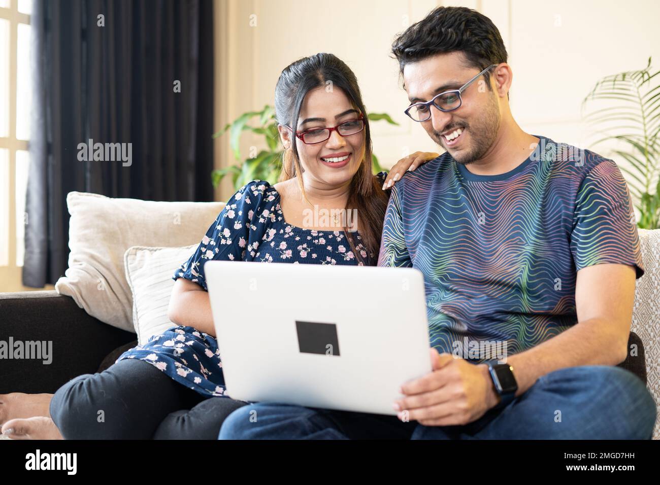 India girlfriend boyfriend hi-res stock photography and images - Alamy