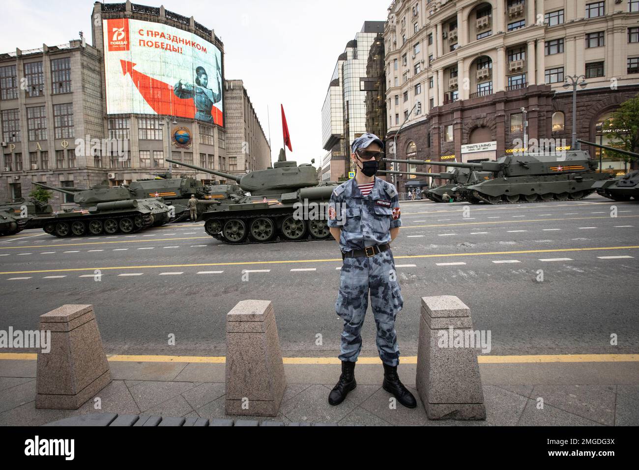 A Russian Rosguardia (National Guard) soldier wearing a face mask ...