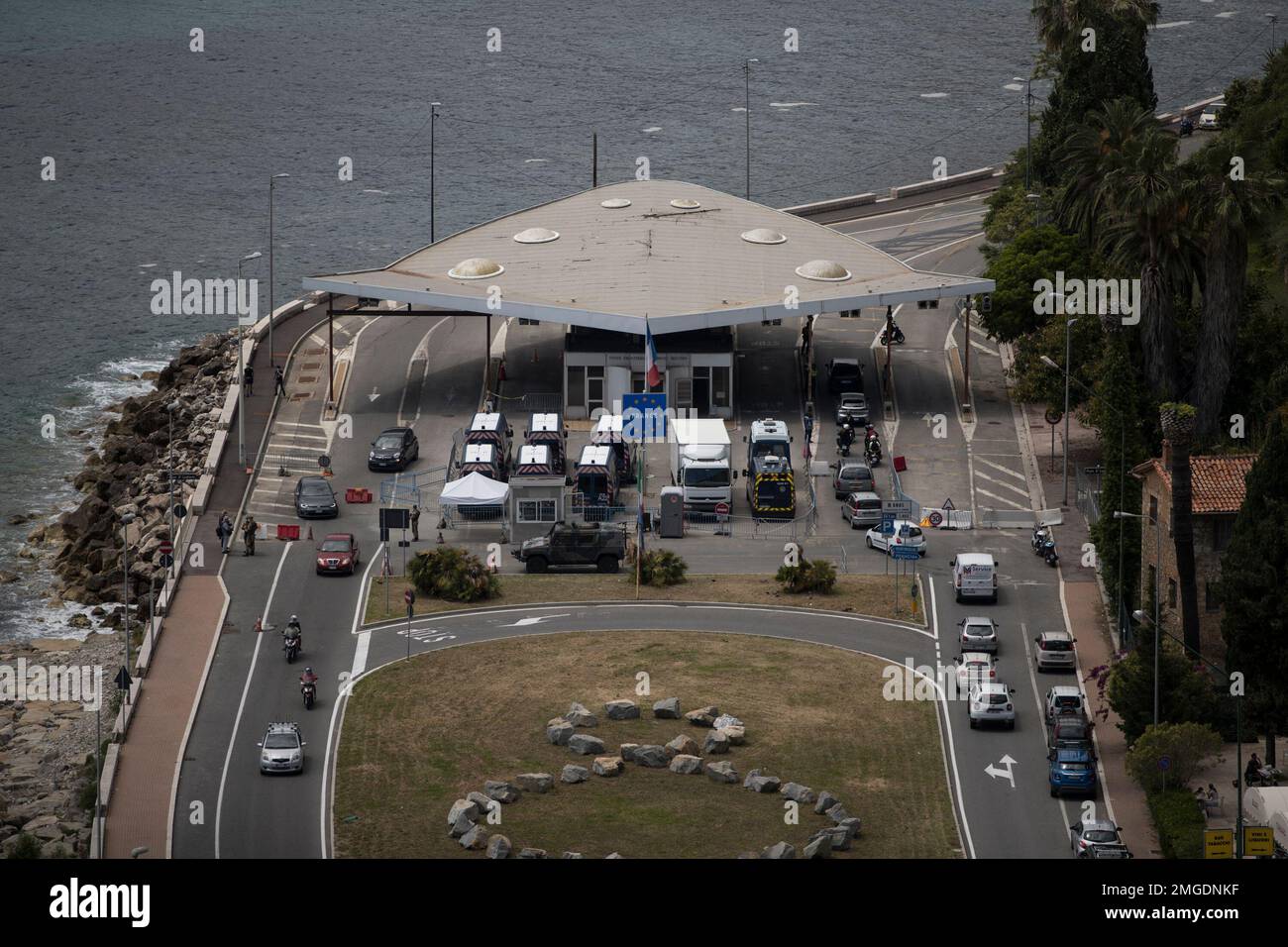 Cars line up to cross into France at the Saint-Ludovic border check ...