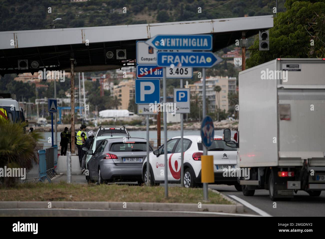 Cars line up to cross into France at the Saint-Ludovic border check ...