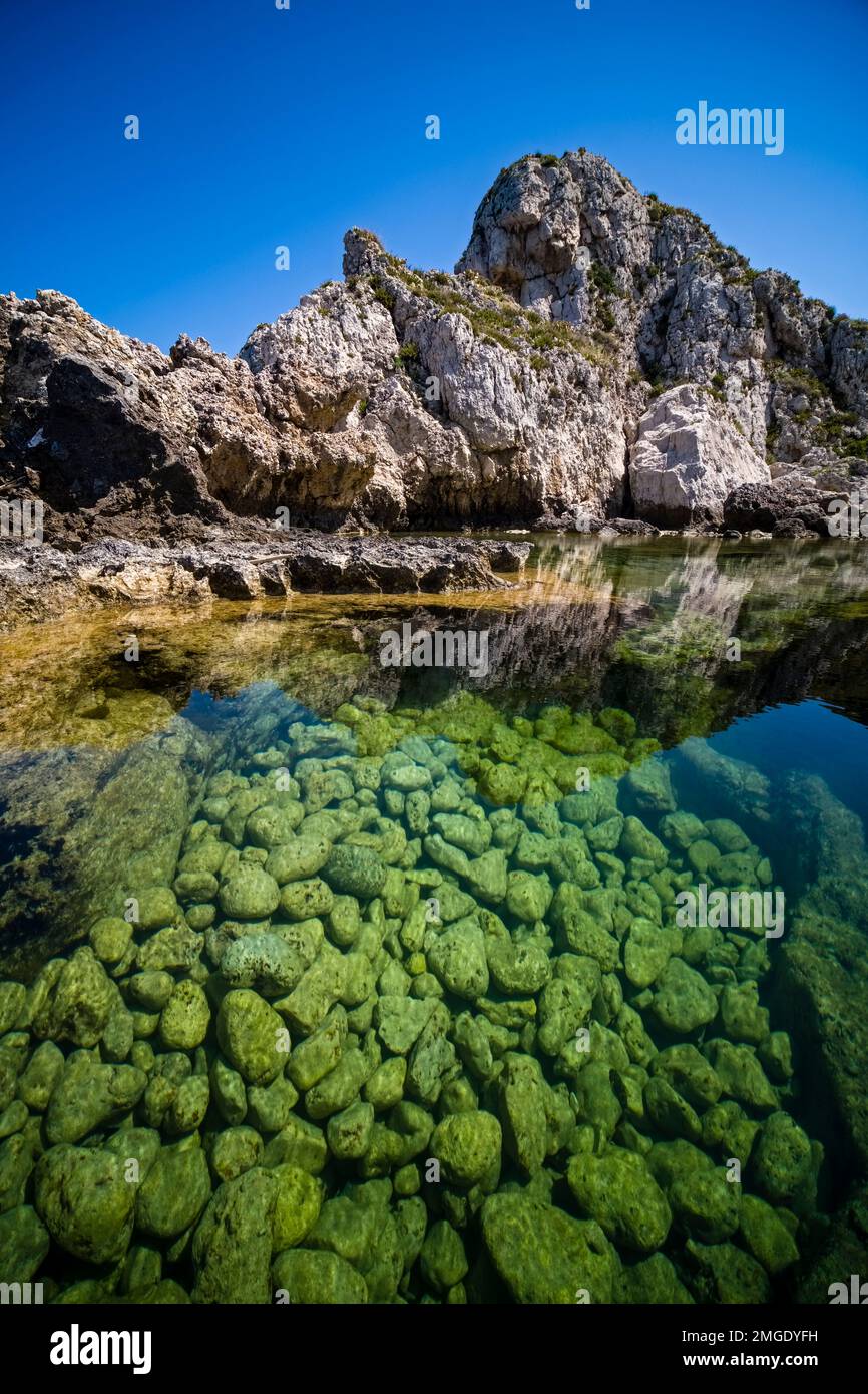 Pool of Venus, Piscina di Venere, a beautiful pool surrounded by rocks ...