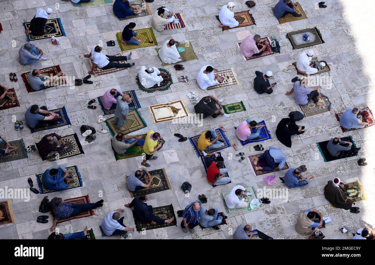 Believers pray while respecting social distances in a mosque of Tunis ...