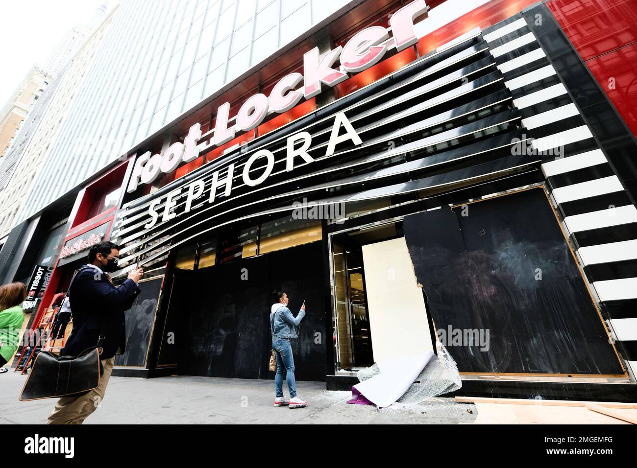 Foot Locker and Sephora stores on 34th Street show signs of damage ...