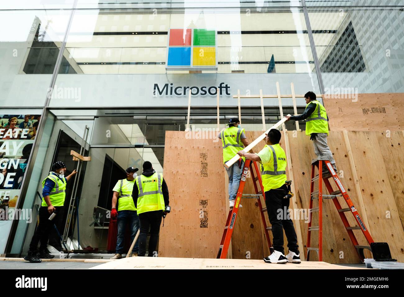 A Microsoft store on Fifth Avenue being boarded up after a night of ...