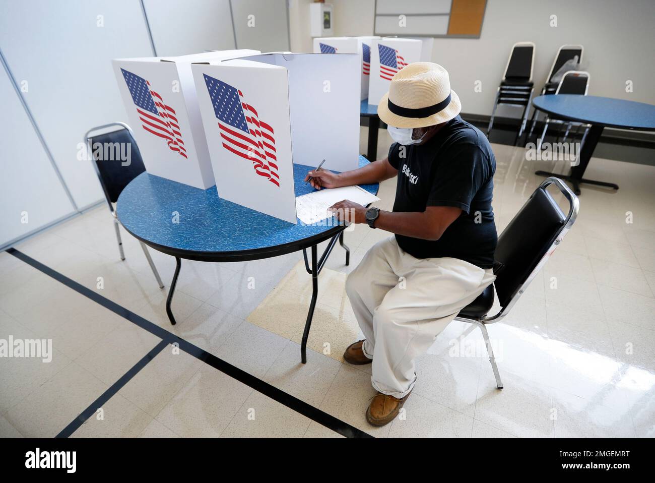 John Campbell, of Des Moines, Iowa, fills out his ballot in Iowa's ...
