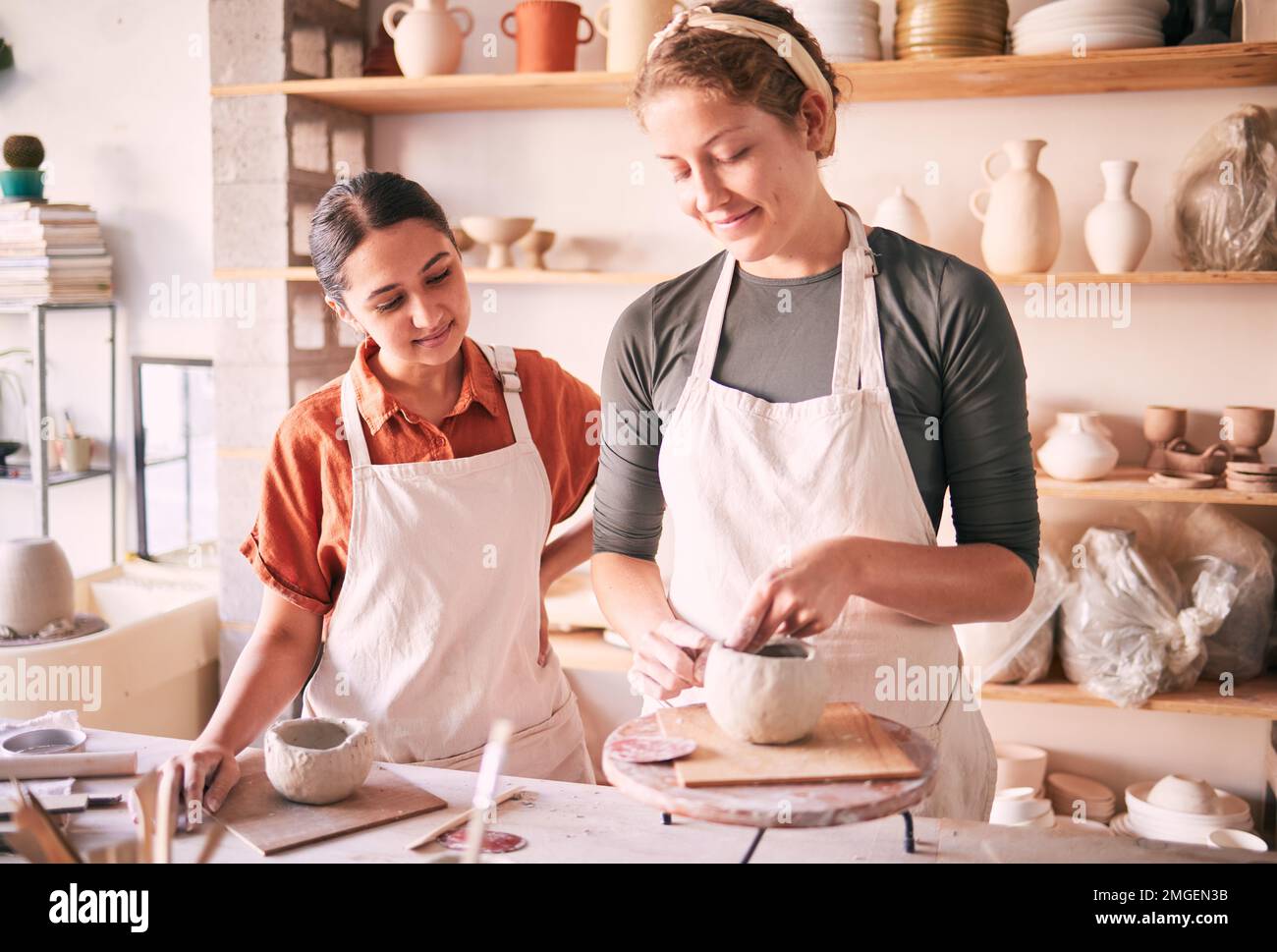 Class teacher woman pottery hi-res stock photography and images - Alamy