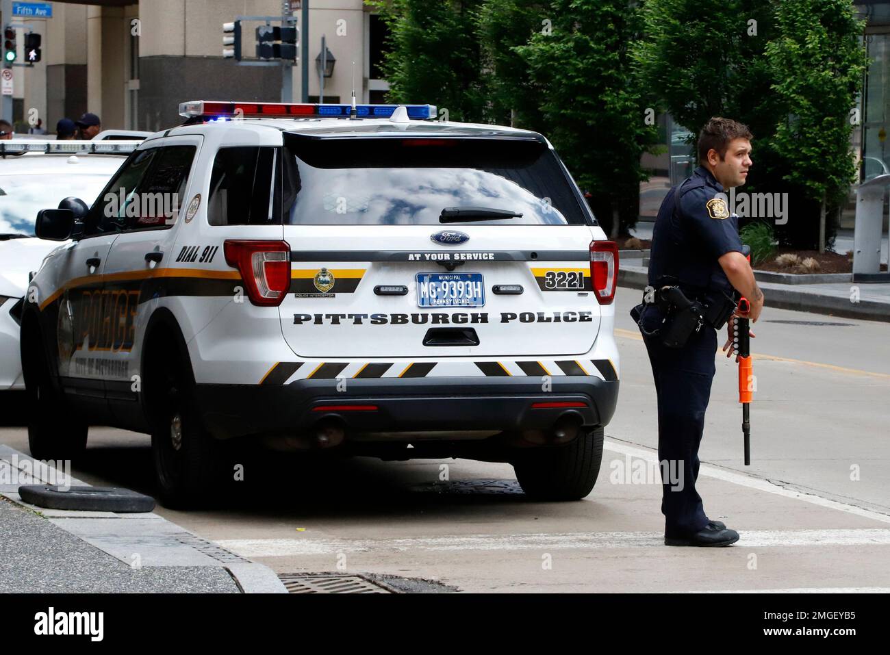 A Pittsburgh Police officer stands in a downtown Pittsburgh ...