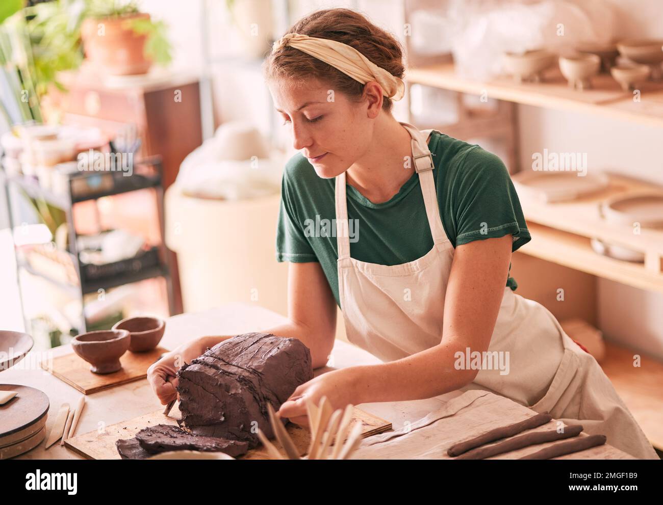 Doing pottery hi-res stock photography and images - Alamy