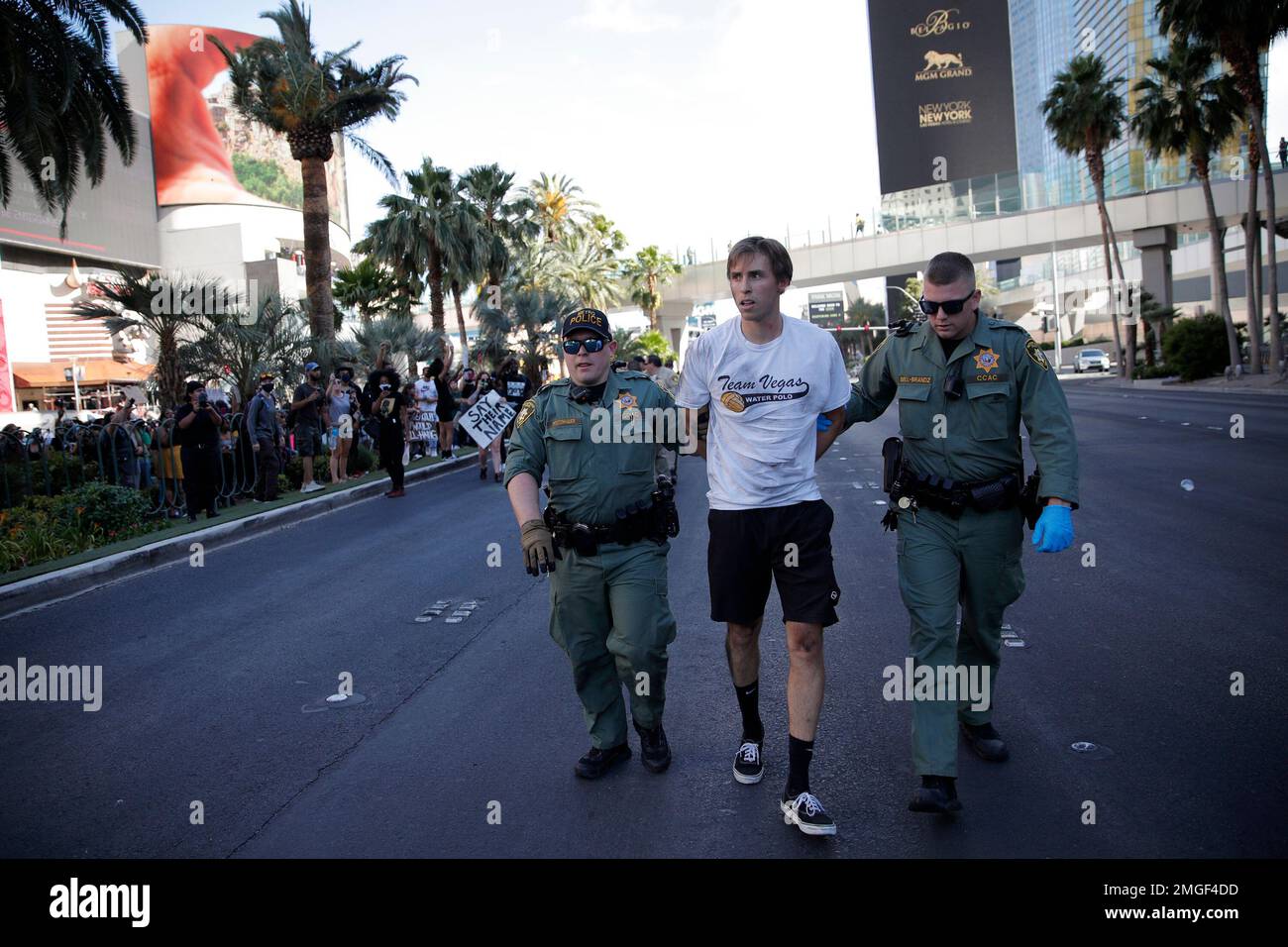 Police officers detain a man on Las Vegas Boulevard in Las Vegas ...