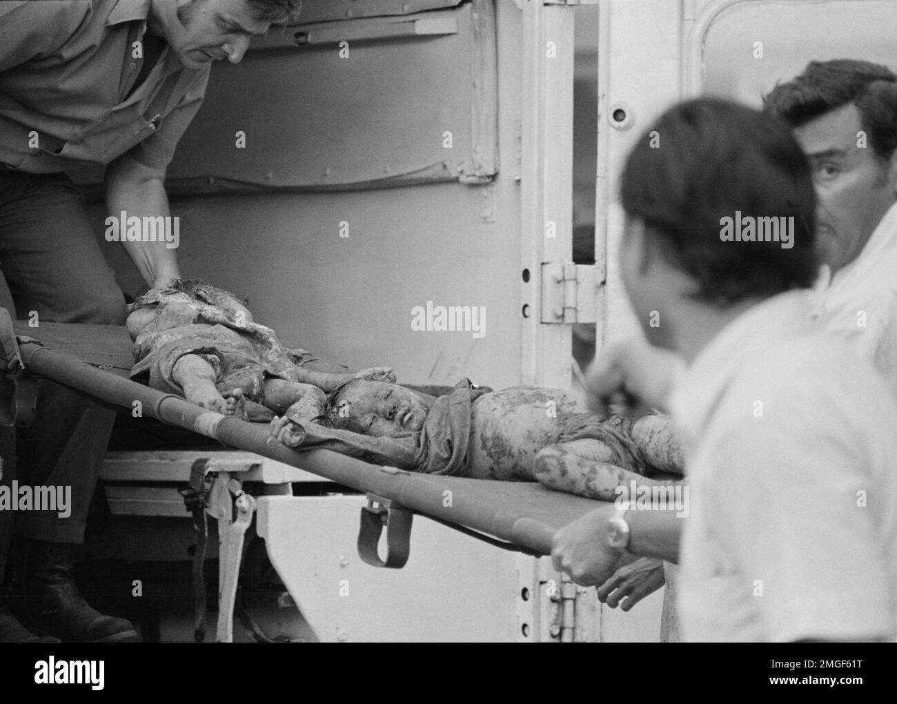 EDS NOTE: GRAPHIC CONTENT - Victims of a C5A plane crash are lifted ...