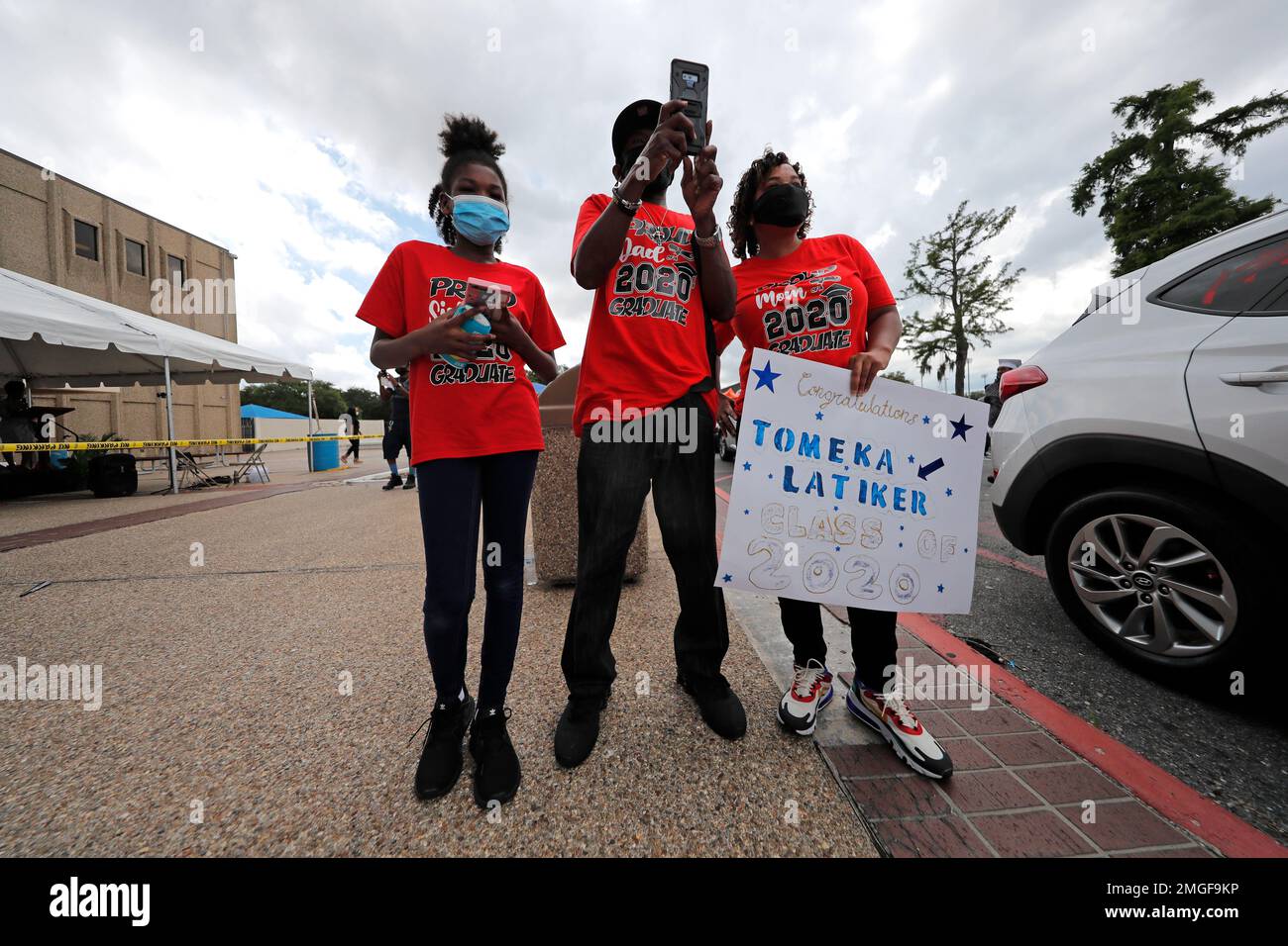 Left to right, Erica Patton, Larry Thomas and Courtney Latiker, family ...