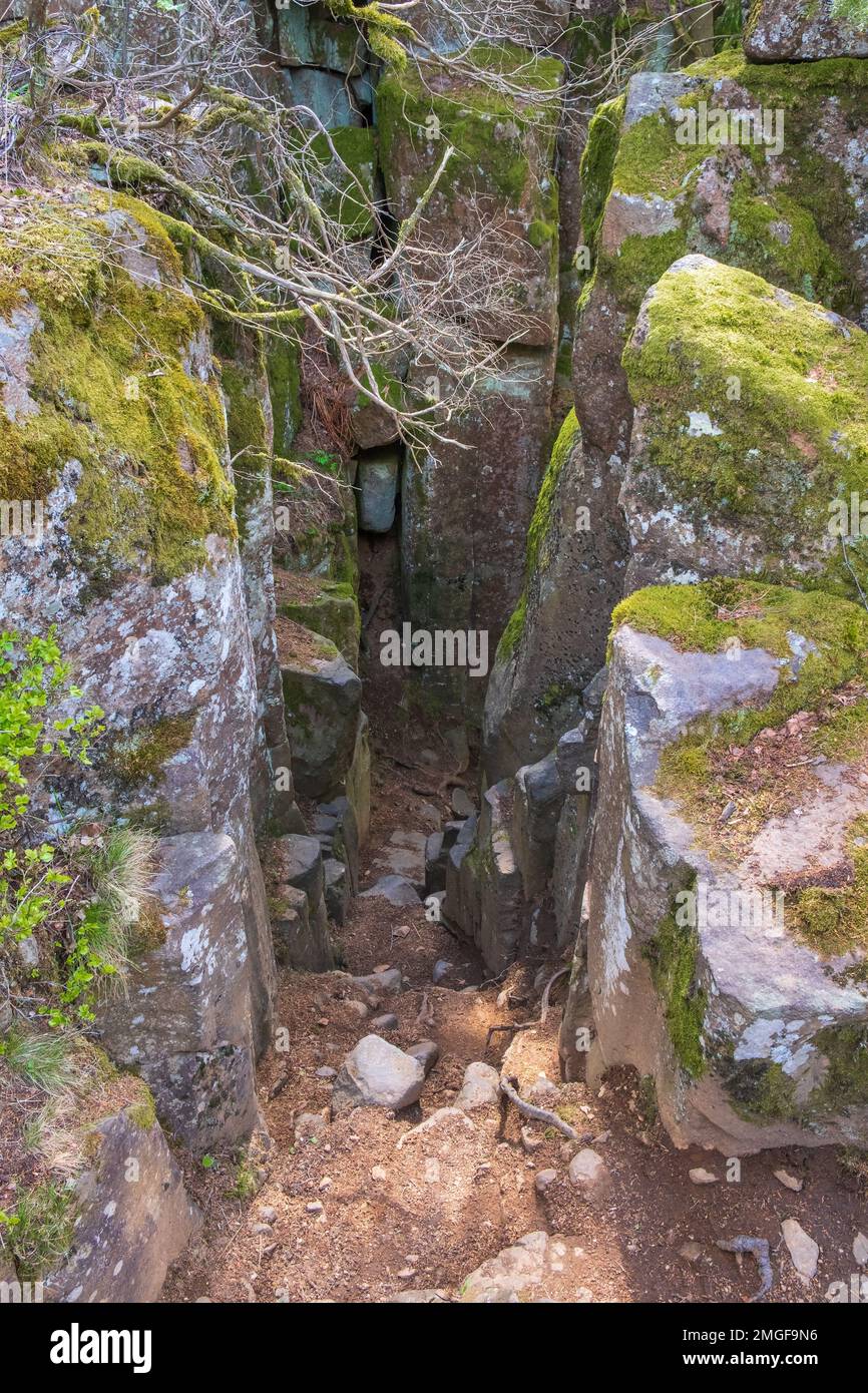 Rock crevice hi-res stock photography and images - Alamy