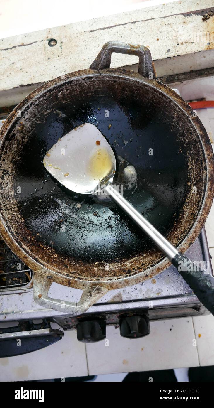 Dirty pan spoon in kitchen hi-res stock photography and images - Alamy