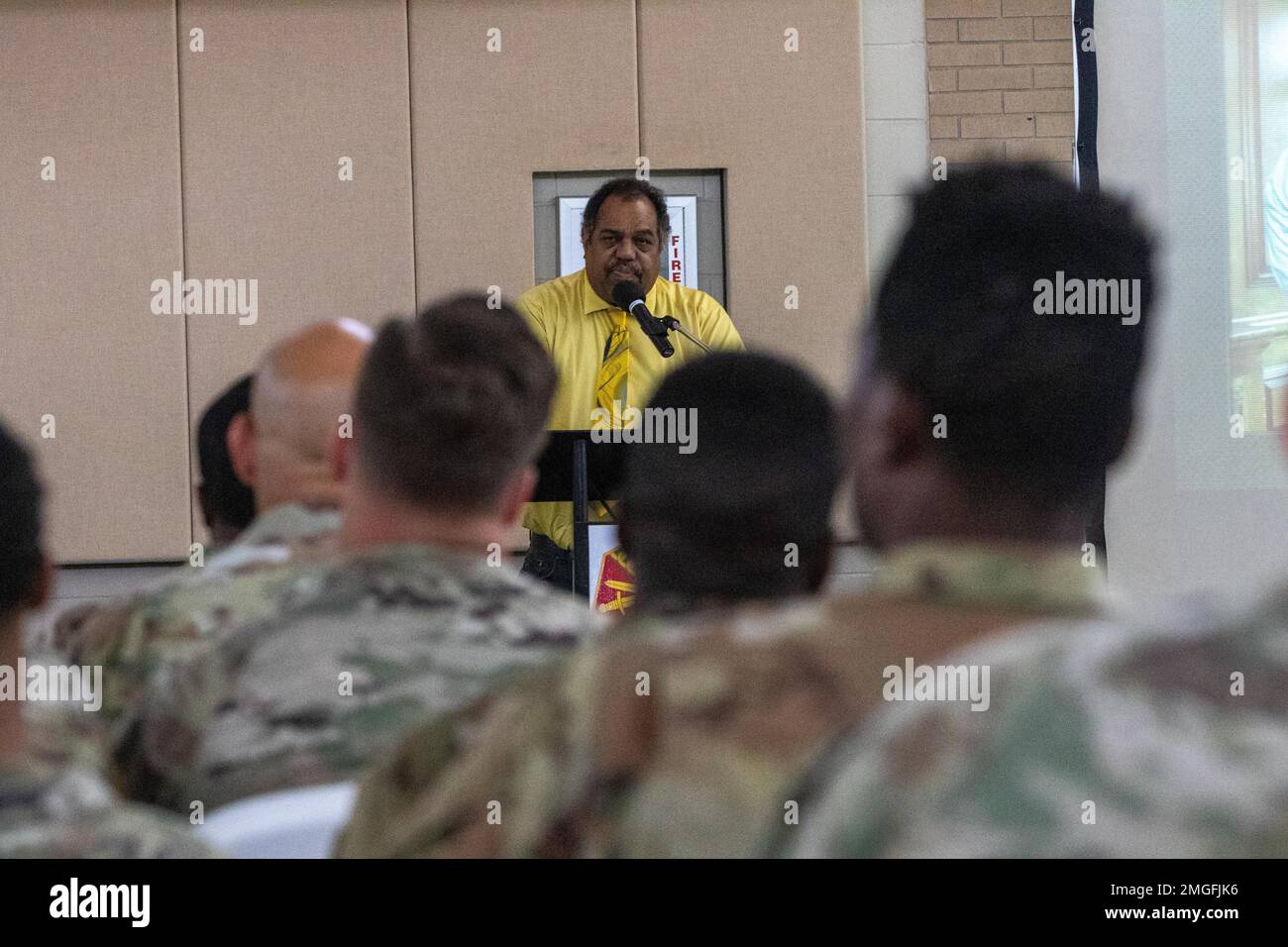 Daryl Davis, a race relations expert and lecturer, speaks with Soldiers ...
