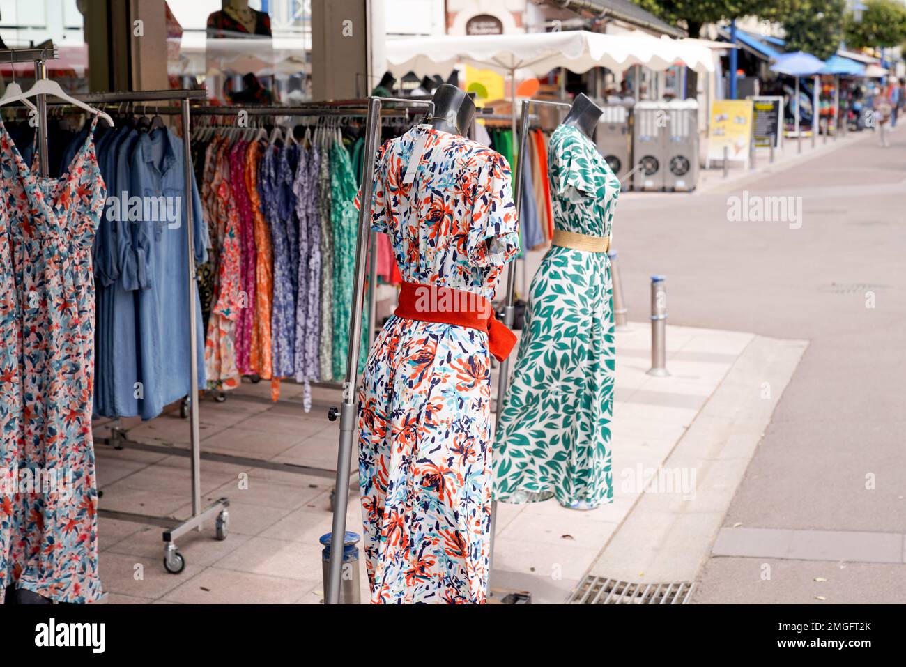 Girl in clothing shop hi-res stock photography and images - Alamy