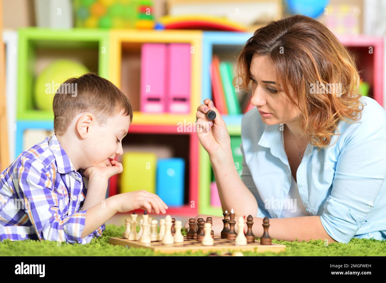 mother with son playing chess at home Stock Photo - Alamy