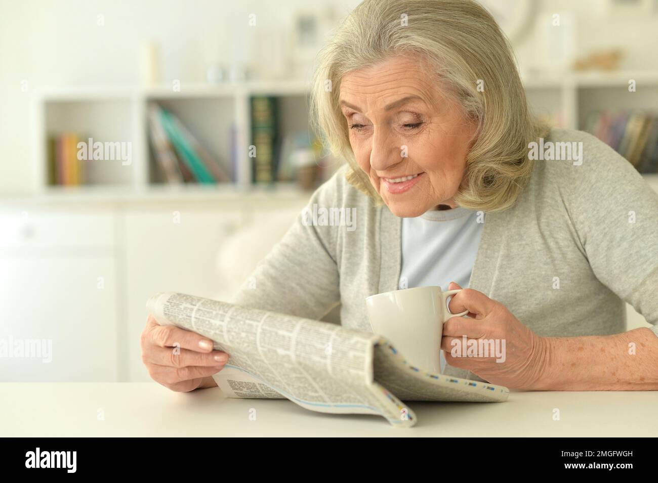 Elderly beautiful woman reading paper hi-res stock photography and ...