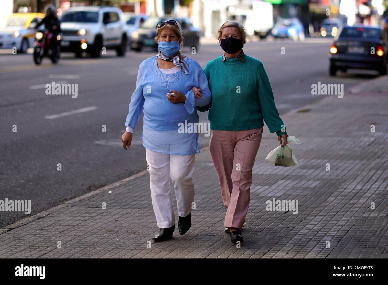 Women wearing face masks to prevent the spread of the new coronavirus ...