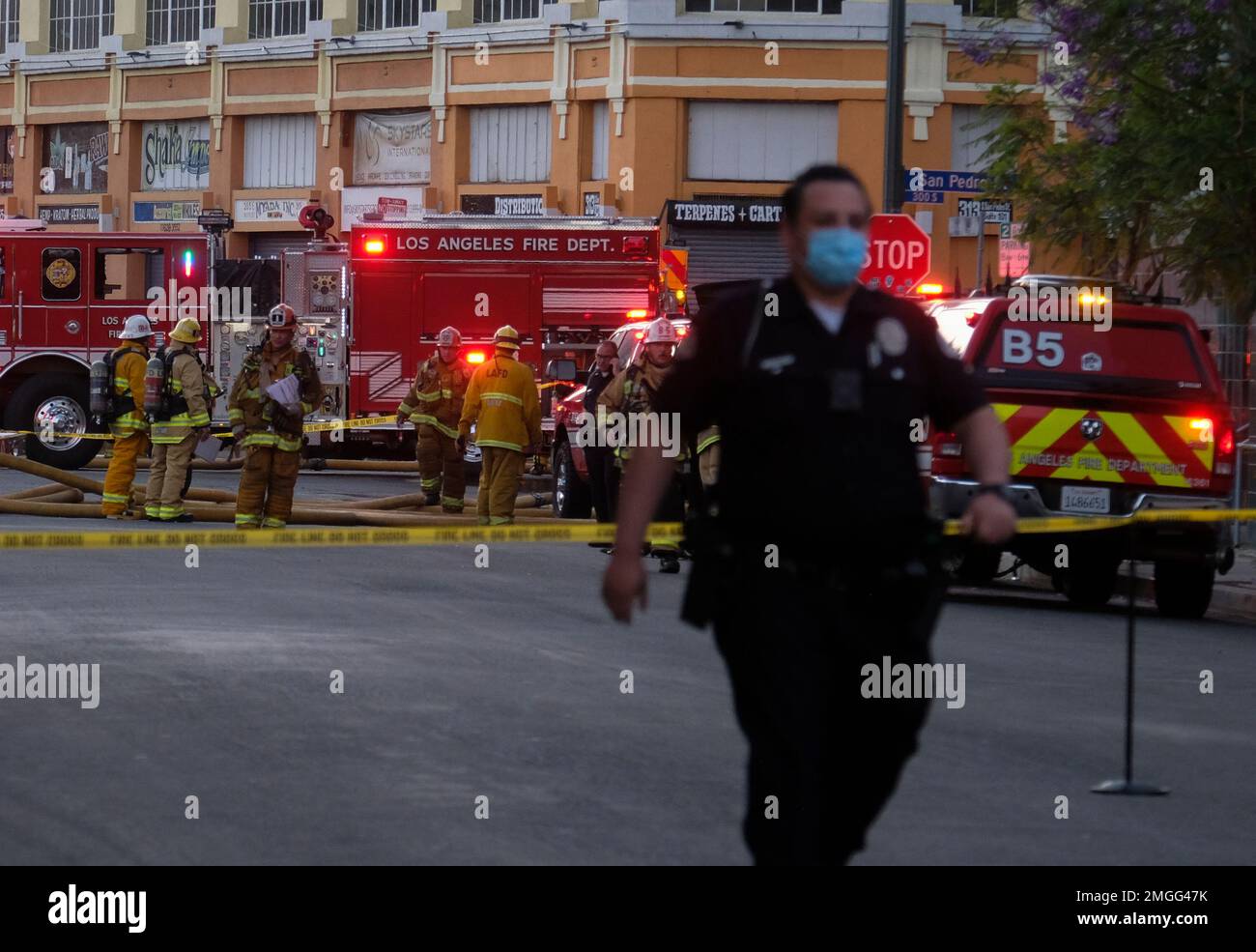 Los Angeles Fire Department firefighters respond to a structure fire ...