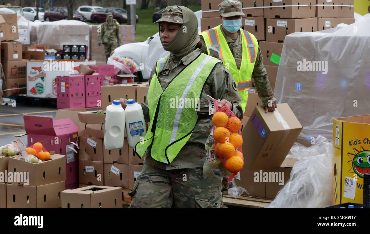 Cpl. Brooklyn Cistrunk carries groceries to a car at the Greater ...