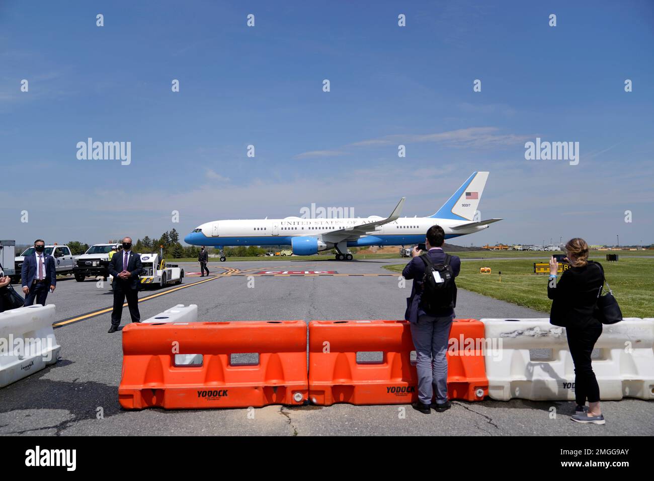Air Force One with President Donald Trump aboard arrives at Lehigh ...